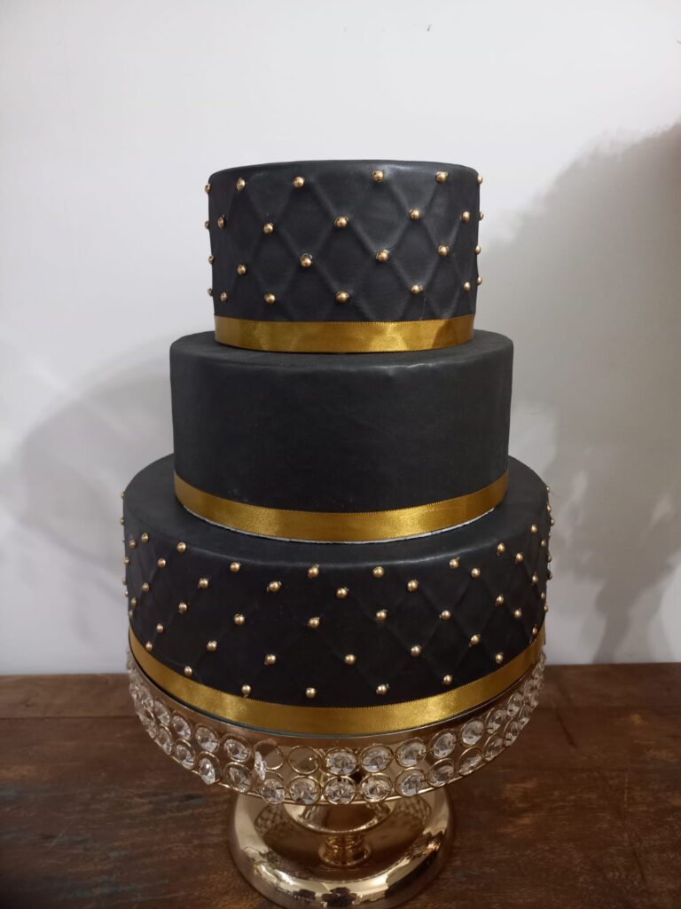 Bolo Eva Preto com Dourado 2 alturas – 100 Opcoes